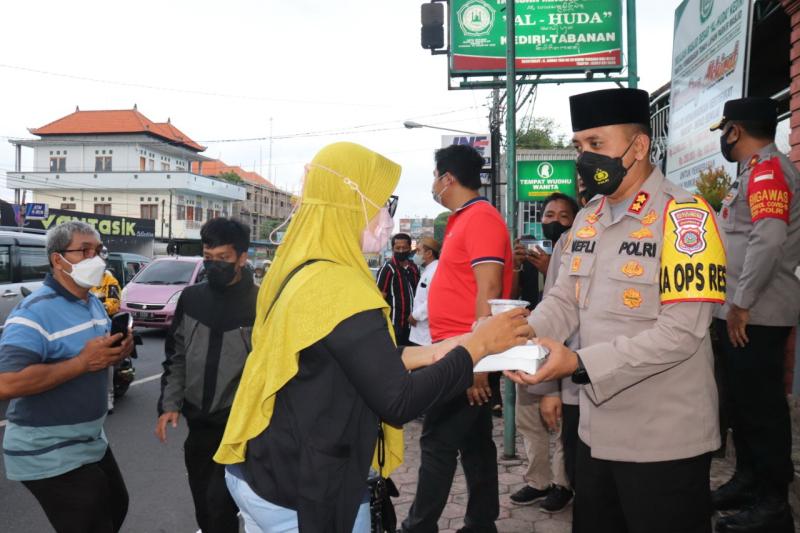 Bagikan Takjil sambil Imbau Prokes | Bali Tribune